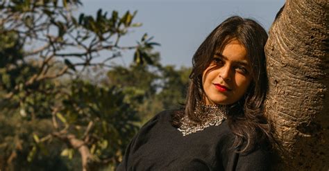 검은 옷 공원 기댄 나무 나무 둥치 보석 수직 쐈어 여성 패션에 관한 무료 스톡 사진