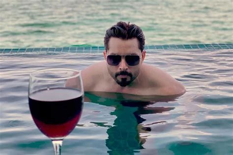 Monalisa के पति Vikrant Singh ने शेयर की शर्टलेस फोटो बॉडी देख इंप्रेस हुए फैंस वाइन ग्लास