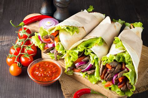 멕시코 샌드위치 음식 버 리 토 Fajita 타코 소박한 나무 바탕에 신선한 야채 닭고기 쇠고기 옥수수로 만든 포장의 사진