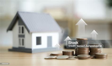 동전 더미와 샘플 하우스에 대한 금리 인상에 대한 백분율 기호 금리 인상 주택 융자 모기지 주택세 투자 및 자산 관리 개념 가격에 대한 스톡 사진 및 기타 이미지 Istock