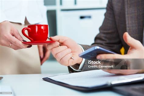 젊은 비서 남성 상사에 게 커피를 제공합니다 서비스 직원입니다 커피 시간 개념 및 휴식 시간 경영자에 대한 스톡 사진 및 기타