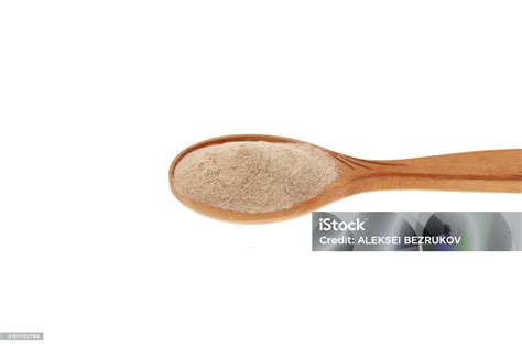 차전자피 껍질을 나무 숟가락에 담고 클로즈업 차전자피 굵은 가루 식이 섬유 식품 보조제 흰색 배경 복사 공간 디자인 요소 가루로
