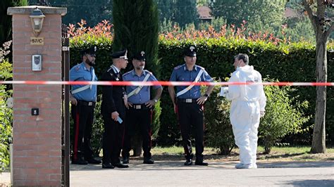 Spara Alla Moglie E Alla Figlia Di Lei Chiama I Carabinieri E Confessa