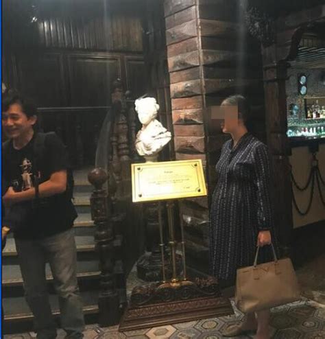 57岁梁朝伟近照曝光，专程回香港陪老婆过结婚纪念日凤凰网