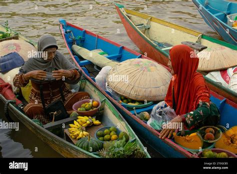 Banjarmasin Indonesia 24 September 2023 Floating Market Traders On