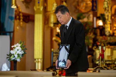 家族葬で喪主の挨拶は必要？例文や挨拶のタイミング、ポイントを解説｜その他読み物｜葬儀関連コラム一覧｜葬儀保険「千の風」