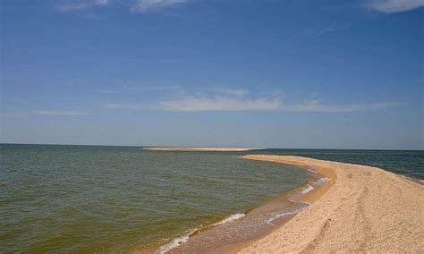 Окупанти переривають берег Азовського моря на два поверхи під землю ...
