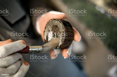나무 끝 페인트를 사용 하 여 목공 워크숍에서 자신의 직업에 대 한 목수 Diy에 대한 스톡 사진 및 기타 이미지 Diy