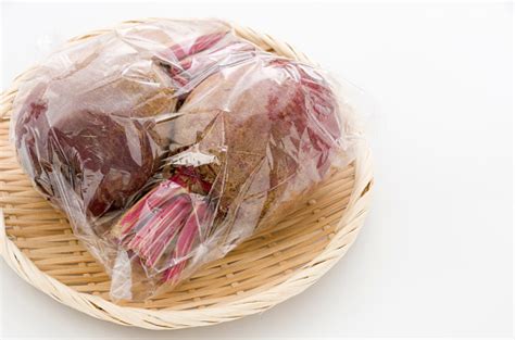 붉은 사탕 무 우 또는 대나무 체에 비닐 봉투에 사탕 무 농업에 대한 스톡 사진 및 기타 이미지 농업 대나무 욕조 비닐