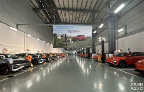 小鹏g6大型交付现场，橙色银色分列排开，车家号发现车生活汽车之家