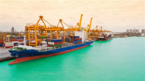 수입 수출 또는 운송 개념을 위한 바다 항구 및 도시 풍경 배경에서 컨테이너를 배송합니다 사진 Unsplash의 산업 이미지