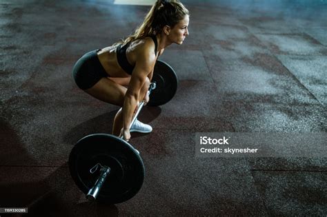 헬스 클럽에서 바벨과 함께 데드 리프트를 운동 하는 근육 빌드 여자 여자에 대한 스톡 사진 및 기타 이미지 여자 운동 한