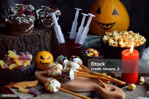 할로윈 트릭이 나 치료 자 재미 있는 맛 있는 과자 및 호박 나무 배경머핀 컵 케이크 마쉬 멜 로우 팝콘 주스 젤리 사탕 10월에 대한 스톡 사진 및 기타 이미지 Istock