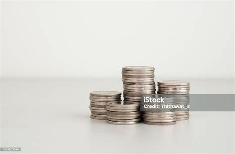 동전 스택 성장 흰색 배경에 고립 비용 절감 금융 성장 비즈니스 경제 예산 및 투자 개념 0명에 대한 스톡 사진 및 기타 이미지