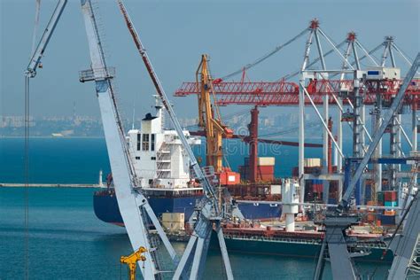 Porto Industrial Infraestrutura Do Porto Guindastes E Navios De Carga