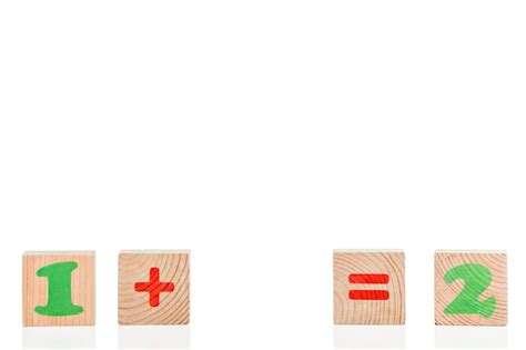 Exemplo matemático simples de cubos de madeira isolados no fundo branco Foto Premium