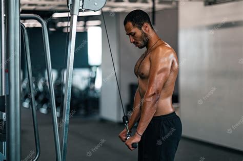 Nackter Oberkörper Muskulöser Schwarzer Mann Training Mit Crossover