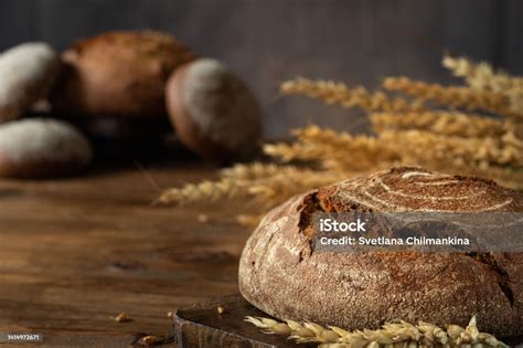 나무 판에 갓 구운 빵을 둥글게 클로즈업 배경에는 빵 빵 및 밀의 귀가 있습니다 0명에 대한 스톡 사진 및 기타 이미지 0명 갈색 개념 Istock