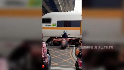 女騎士硬闖平交道「卡列車、柵欄中間」 台鐵司機急煞開窗怒斥