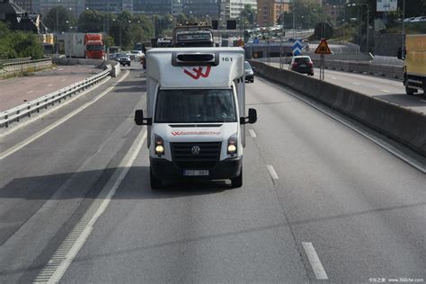 【图】瑞典高速公路上行驶的卡车卡车之家