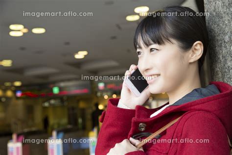 駅で待ち合わせする女性の写真素材 [141444419] イメージマート