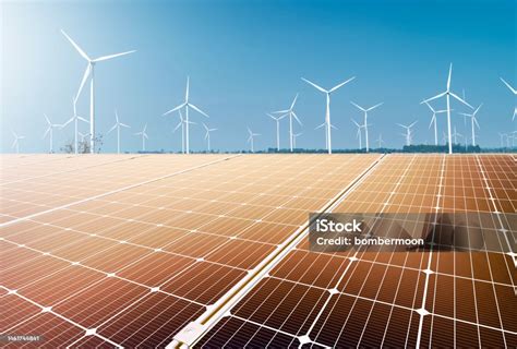 풍력 터빈과 태양 전지판 재생 가능 에너지기업 가정 및 공공 건물에 재생 가능 에너지스마트 시티와 차세대 전력깨끗하고 환경 친화적 인 태양전지판에 대한 스톡 사진 및 기타