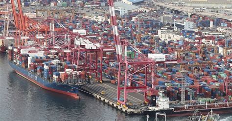 부산항은 하역 작업 중