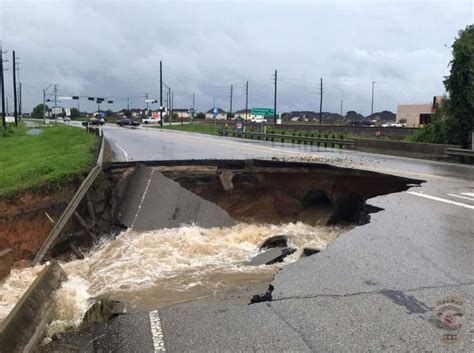 Ts Harvey Flooding Causes Massive Sinkhole In Rosenberg