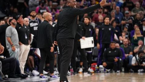 Mike Brown Met Déjà En Garde Ses Kings • Basket Usa