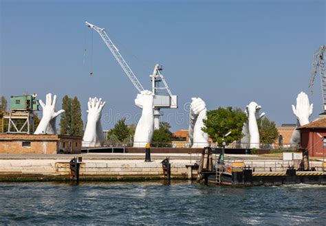 Giant Joined Hands Sculpture Building Bridges By Lorenzo Quinn