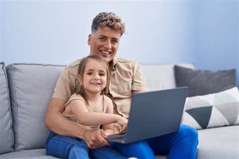 Padre E Hija Padre E Hija Usando Laptop En Casa Foto De Archivo Imagen De Felicidad Hombre