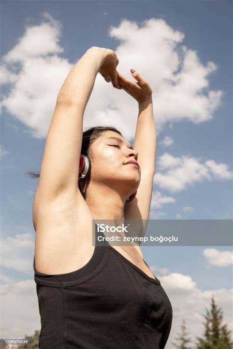 젊은 여성은 아침 운동 전에 스트레칭 몸을 따뜻하게하고 따뜻한 가벼운 아침 아래에서 조깅 20 24세에 대한 스톡 사진 및 기타