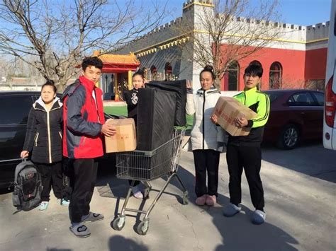 爱心捐赠︱北京市英波福得贸易有限公司梁总为艺术团孩子们捐赠新鞋和食用物资