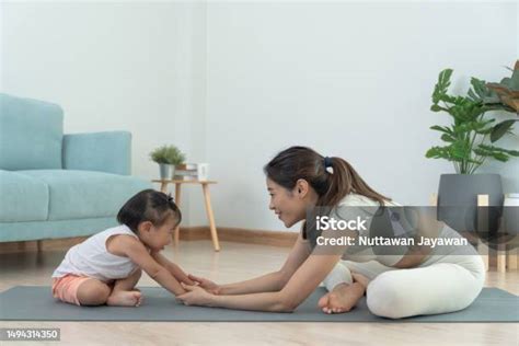 엄마와 딸은 집 방에서 함께 요가를 연습한다 아침에 운동을 하는 아시아 여성 균형 명상 휴식 진정 건강 행복 휴식 건강한 생활 방식 다이어트 슬림 2 3 살에 대한 스톡