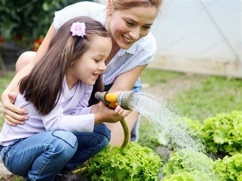 ژست های عکس مادر و دختر در انواع حالت‌ها و موقعیت‌ها نورنگار