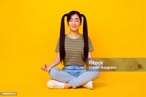 젊고 사랑 스러운 사랑스러운 소녀 앉아 바닥 연습 요가 마음 챙김 노란 배경에 고립 된 그녀의 마음을 엽니 다 20 24세에 대한 스톡 사진 및 기타 이미지 Istock