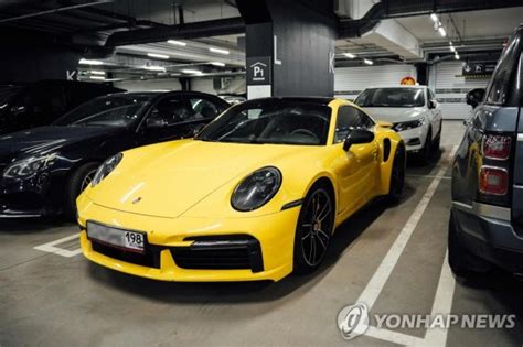 우크라 주민은 피 흘리는데핀란드 공항엔 러시아인 고급차 즐비 파이낸셜뉴스