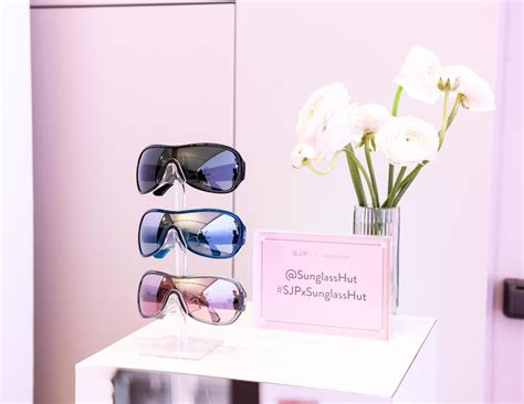 Get Effortless Sunglass Style Like Sarah Jessica Parker Woman And