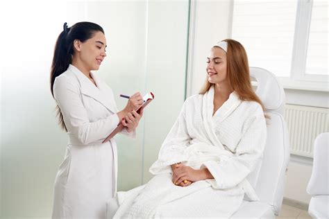 Premium Photo Cosmetologist Consulting Female Patient And Making