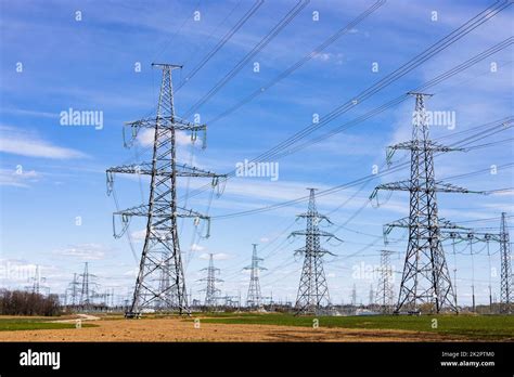 Pylônes Délectricité Haute Tension Lignes De Transmission Et Sous