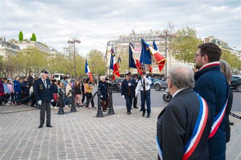 Ravivage De La Flamme Du Soldat Inconnu Sous L Arc De Triomphe