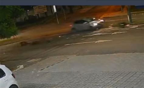 Imagens Fortes Vídeo Mostra Carro Arrastando Moto Em Acidente Que