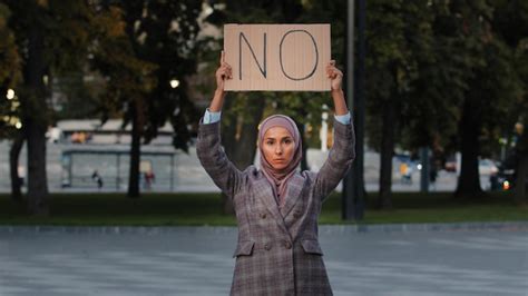 Premium Photo Stop Racism Concept Arab Immigrant Muslim Woman In