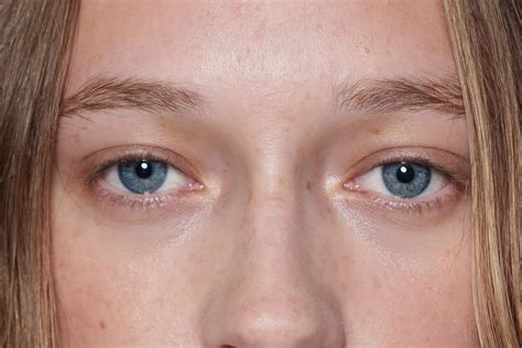 Ana Aparichi Maquilladora “para Rellenar Las Ojeras Hundidas