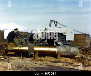 Mark 13 Torpedo Ist Durch Marine Ordnancemen Circa 1943 Bedient