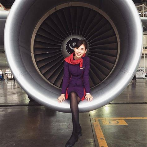 前空姐vien 晒證件相獲大讚 成熟美大增 網民紛紛跪求拎相