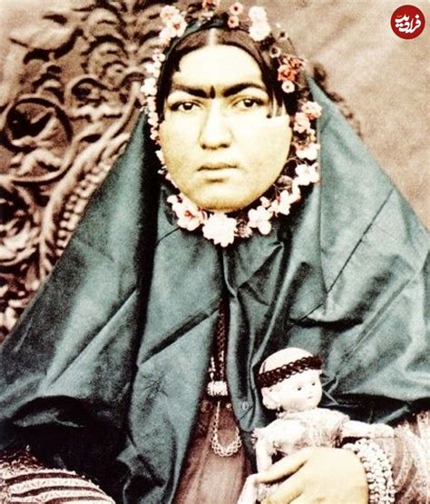 سفر در زمان؛ انیس الدوله، سوگلی ناصرالدین شاه با عروسک اش؛ سال 1258 عکس