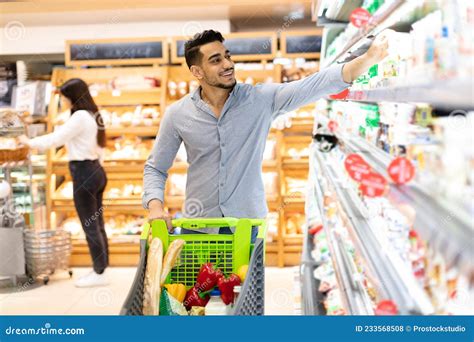 Arabische Man Die Zuivelproducten Uit De Schappen Haalt In Supermarkt