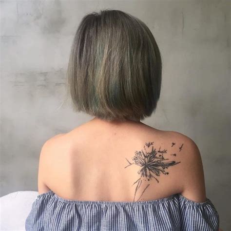 Kleine Tattoo Motive Frau Mit Kurzen Grauen Haaren Und Tätowierung Am