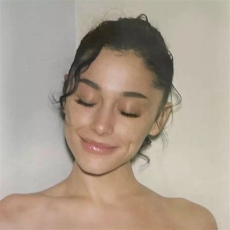 Ariana Grande Predica Con El Ejemplo Posa Al Natural Y Se Ve Mejor Que